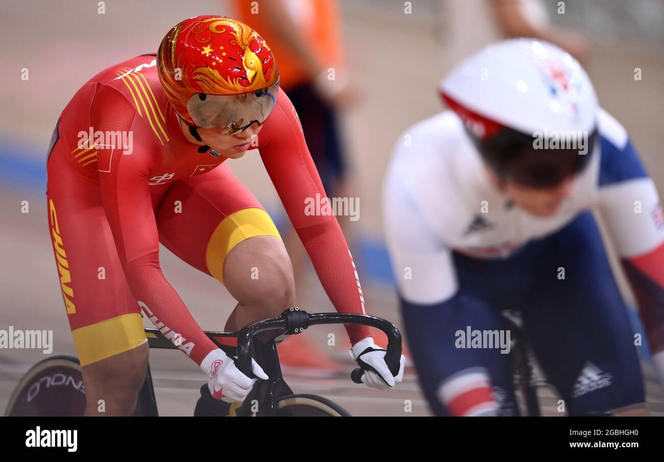 IZU, Aug. 4, 2021 (Xinhua) -- Zhong Tianshi (L) of China competes ...