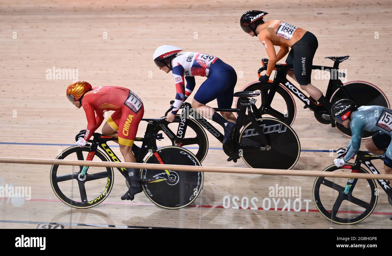 (210804) --IZU, Aug. 4, 2021 (Xinhua) -- Cyclists compete during ...
