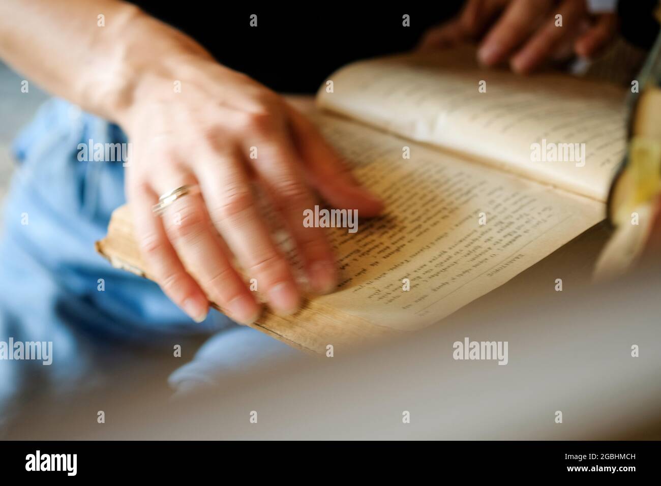 Student reading paper hi-res stock photography and images - Alamy