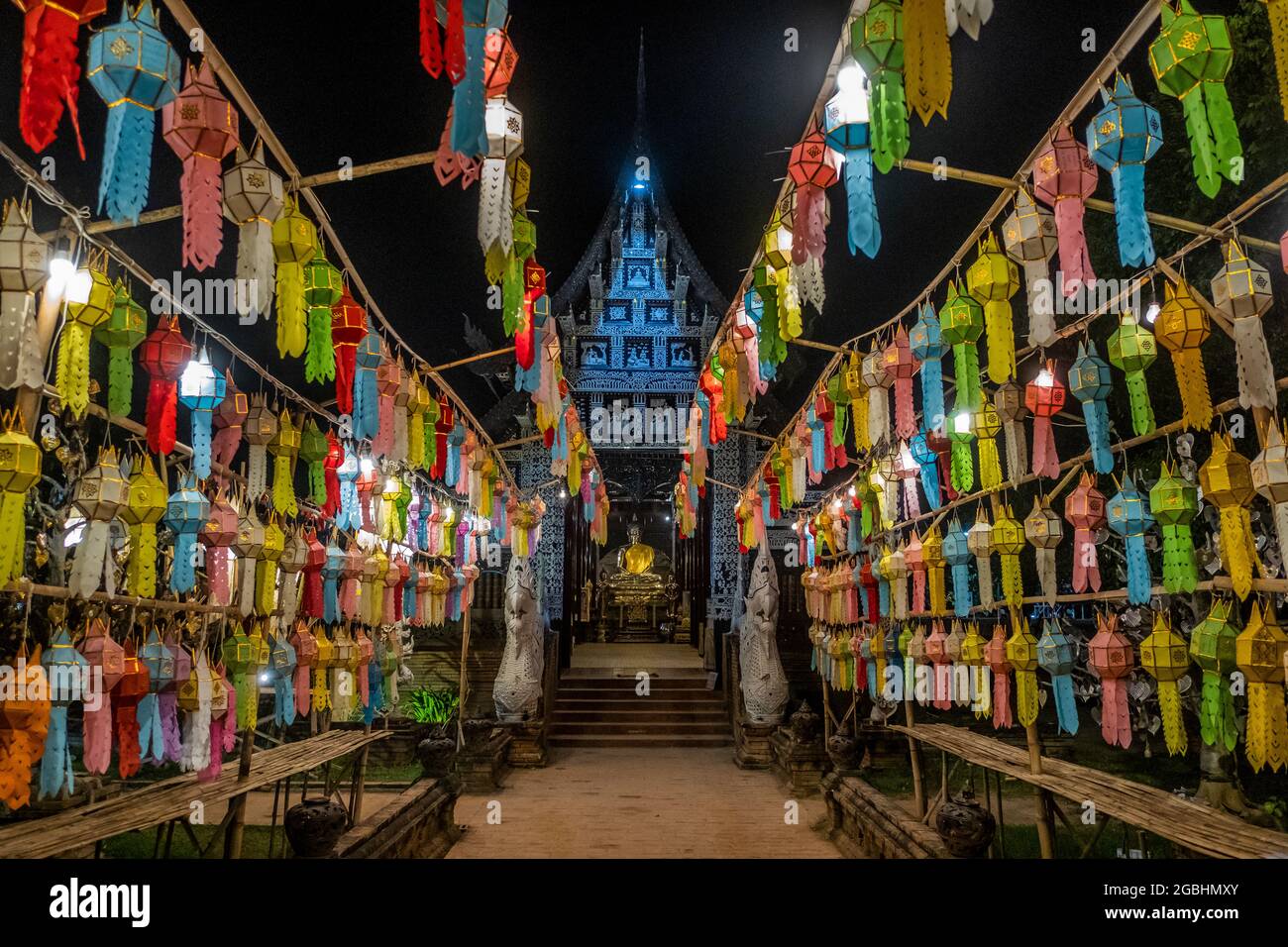Loi Krathong at Wat Lok Moli Stock Photo - Alamy