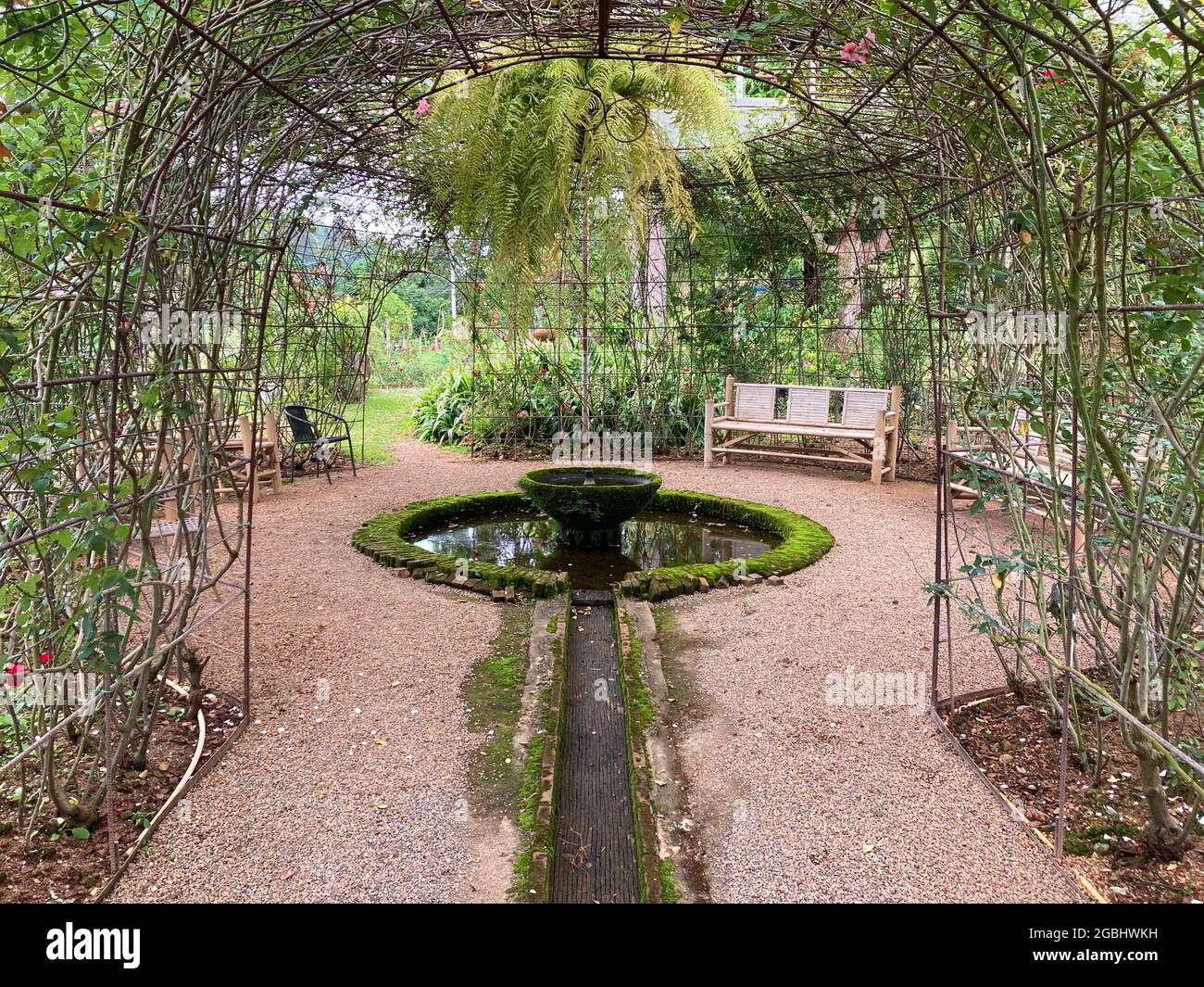 Circular fountain hi-res stock photography and images - Alamy