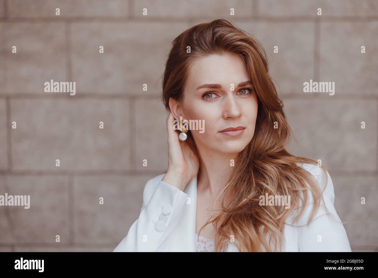 Stylishly posing hi-res stock photography and images - Alamy