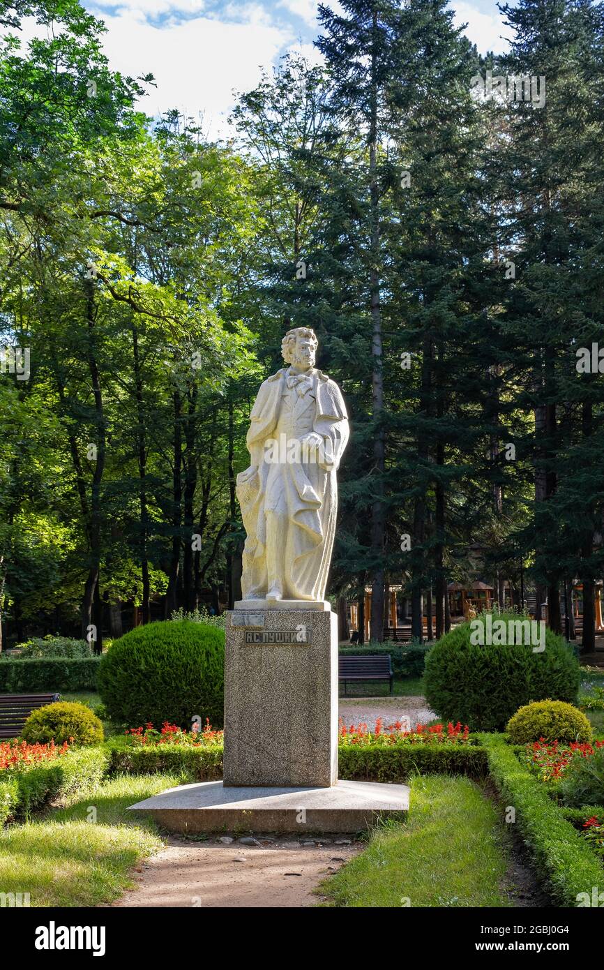 City park statue famous poet hi-res stock photography and images - Alamy