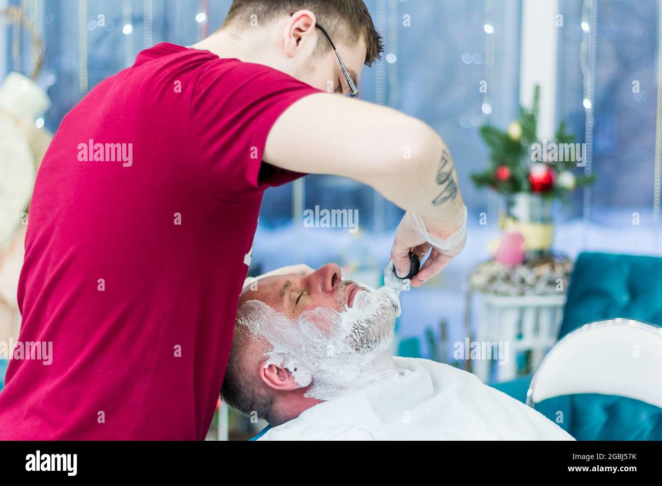 Man head shave salon hi-res stock photography and images - Alamy