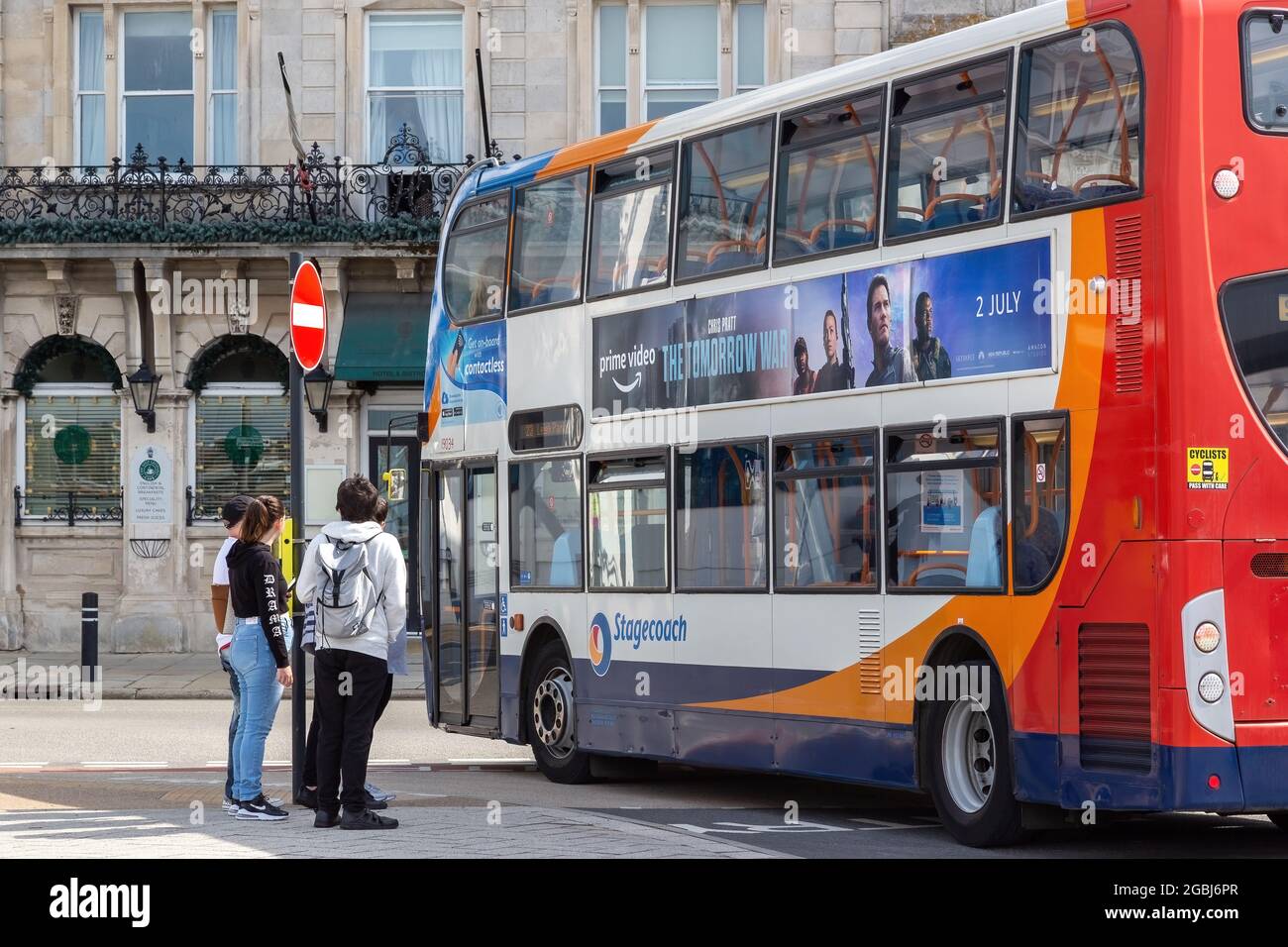 08-04-2021 Portsmouth, Hampshire, UK A group of teens at a bus stop ...