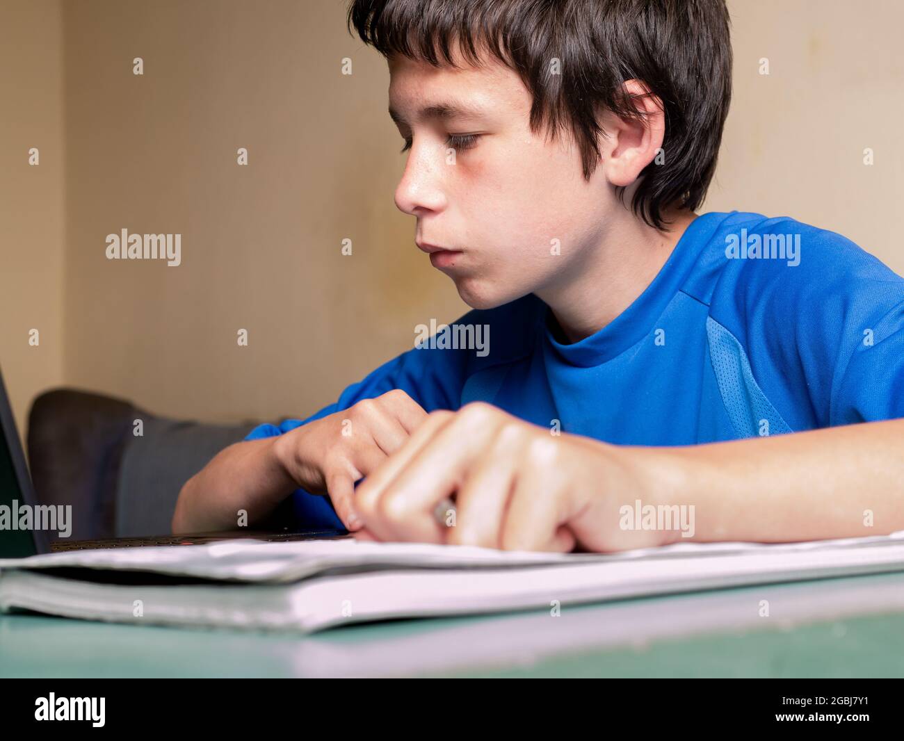Girl child computer family alone hi-res stock photography and images ...