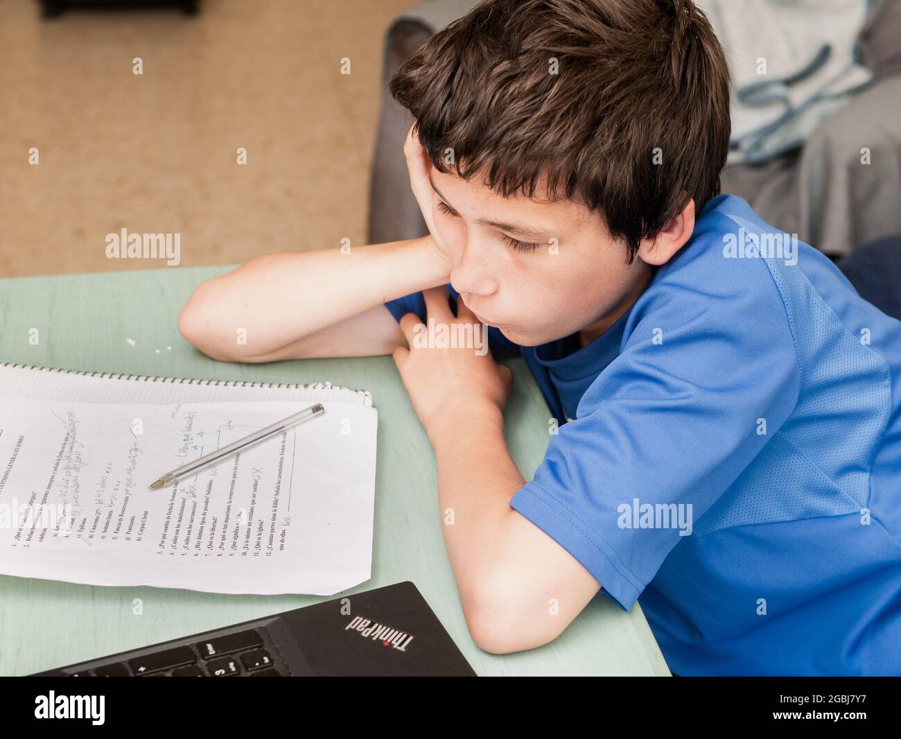 Girl child computer family alone hi-res stock photography and images ...