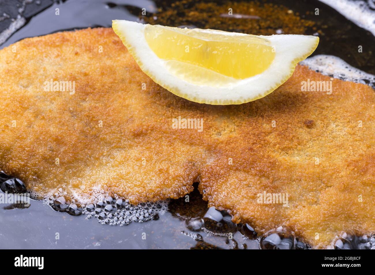 Wiener schnitzel in der pfanne hi-res stock photography and images - Alamy