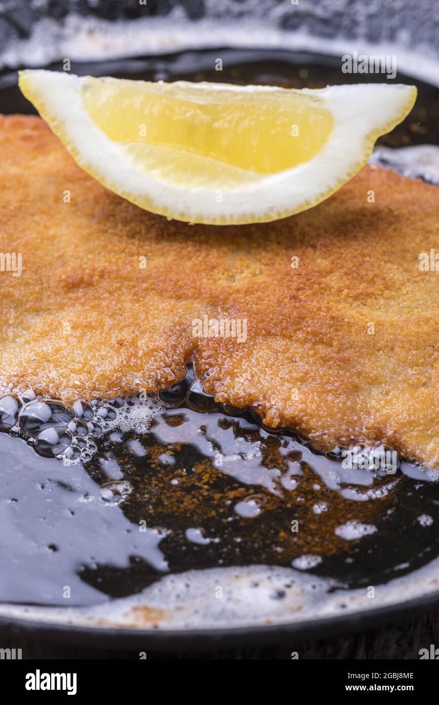 Wiener schnitzel in der pfanne hi-res stock photography and images - Alamy