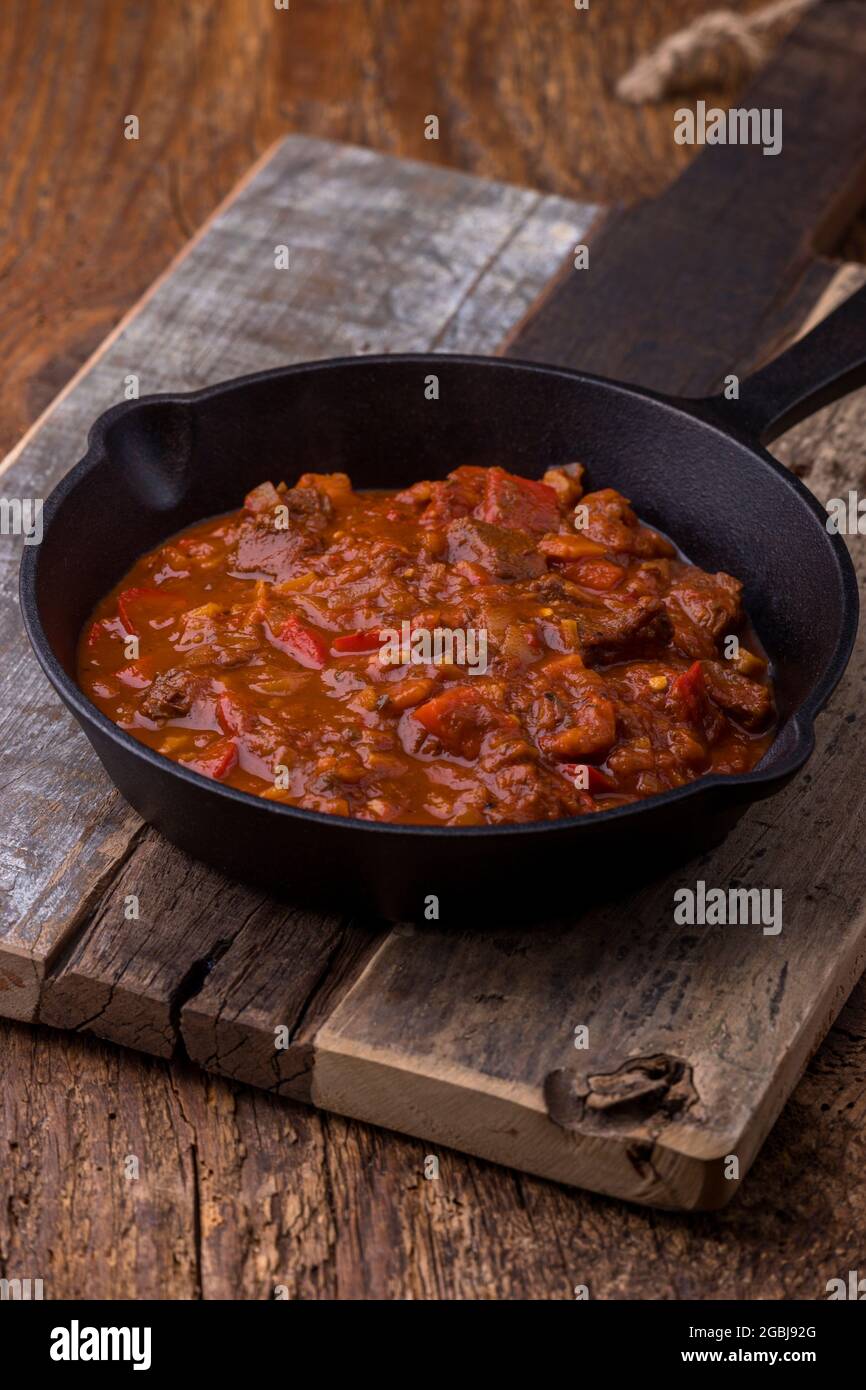 Hungarian goulash in an iron pan hi-res stock photography and images ...