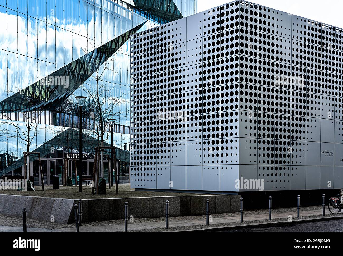 Main Station And The Cube At Washingtonplatz In Berlin Stock Photo - Alamy