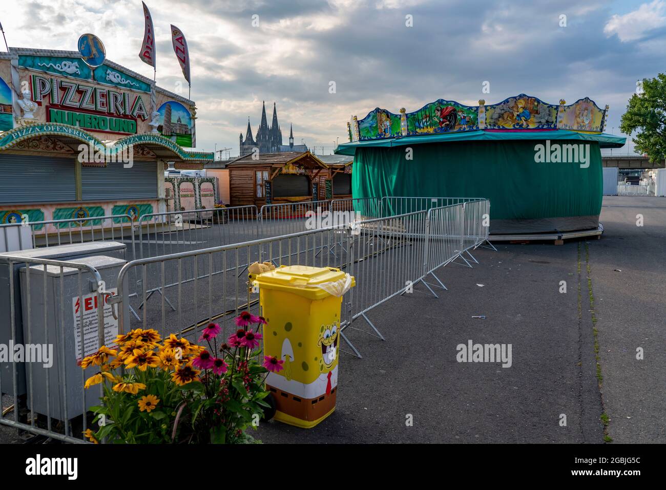 Kirmes Happy Colonia, Corona-compliant funfair at the Deutzer Werft, on ...