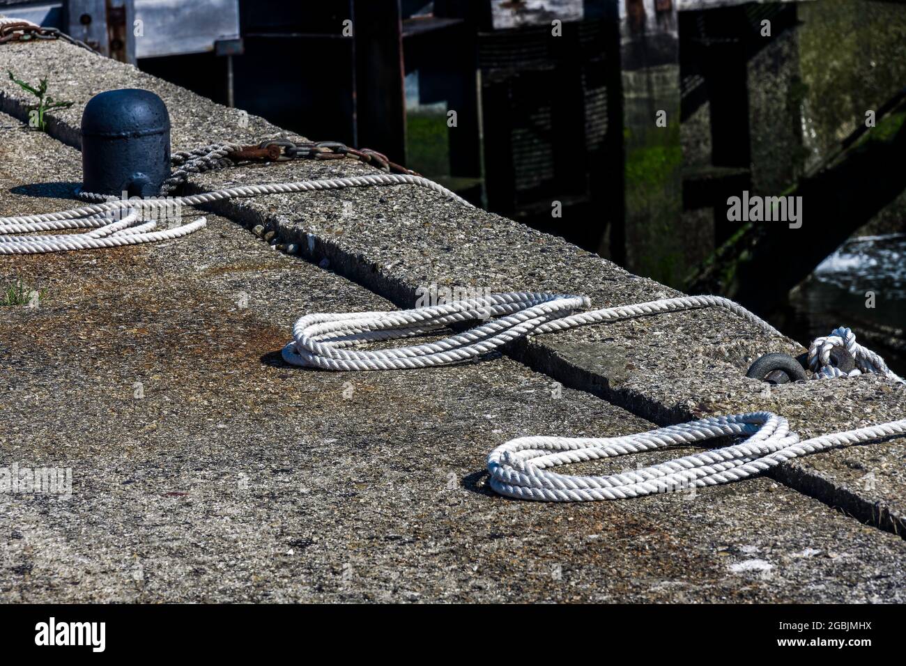 Boat rope at harbour Stock Photo - Alamy