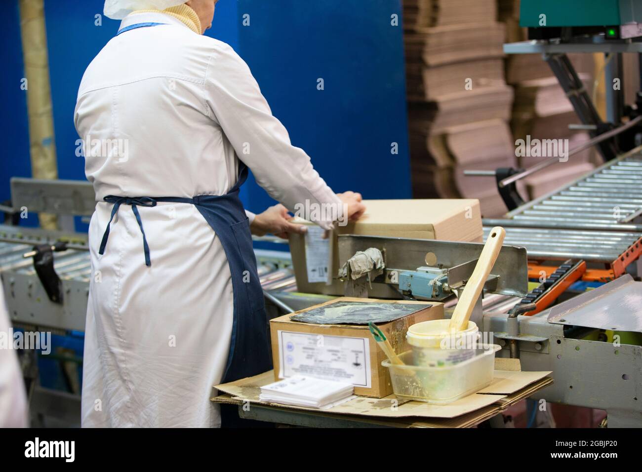 Female worker packing box in warehouse hi-res stock photography and ...