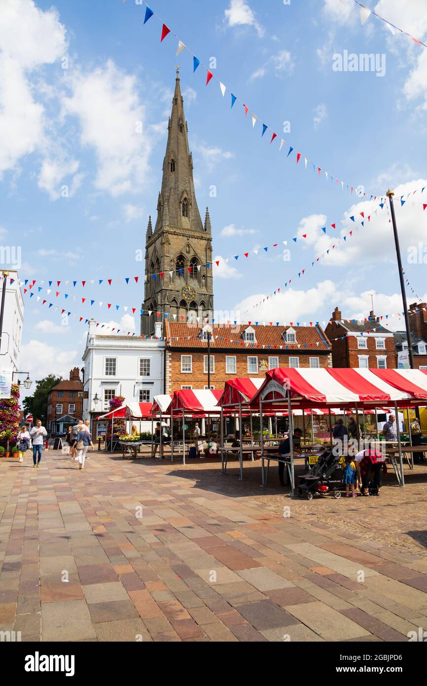 Royal Market square, with St Mary Magdalene parish church. Newark on ...