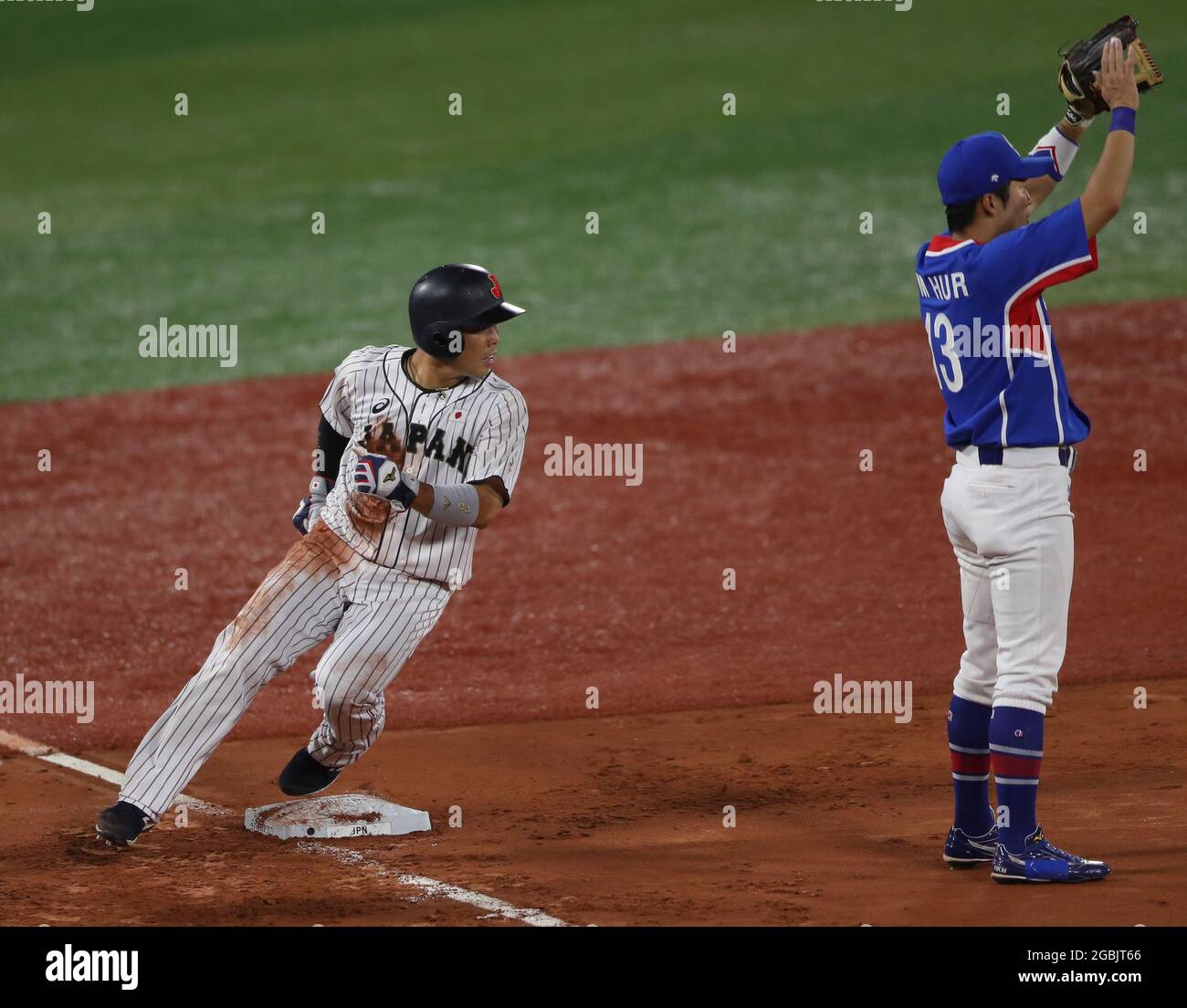 Yokohama, Japan. 4th Aug, 2021. Kondoh Kensuke (L) of Japan competes ...