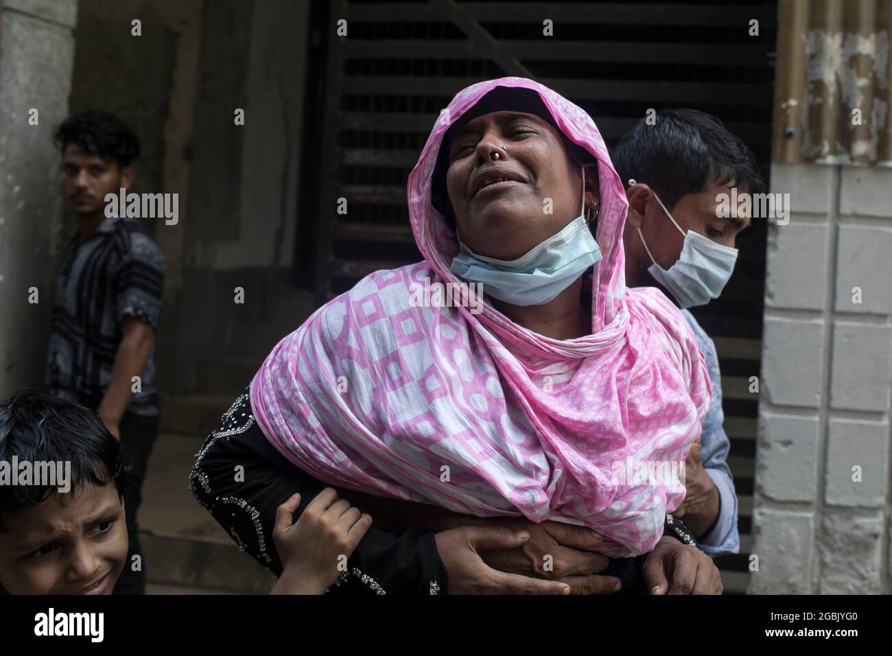 Family members comfort one hi-res stock photography and images - Alamy