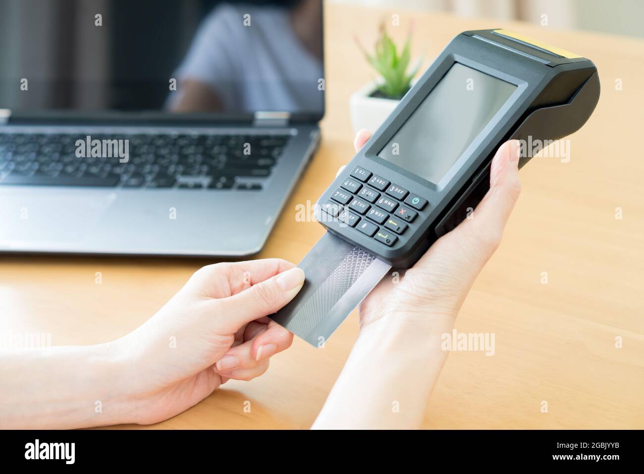 Contactless credit card payment Stock Photo - Alamy