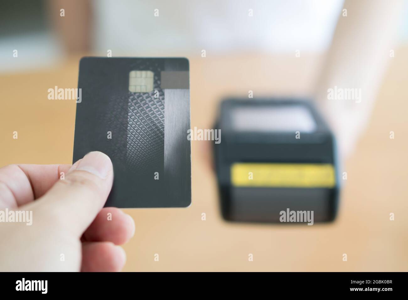 Close up of customer paying by credit card Stock Photo - Alamy