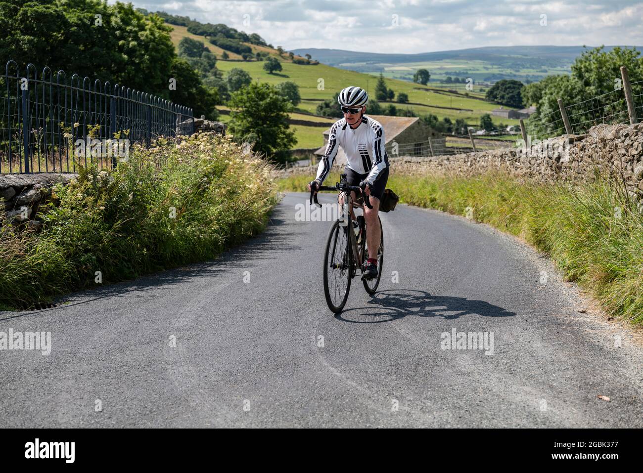 Cyclist yorkshire a road hi-res stock photography and images - Alamy