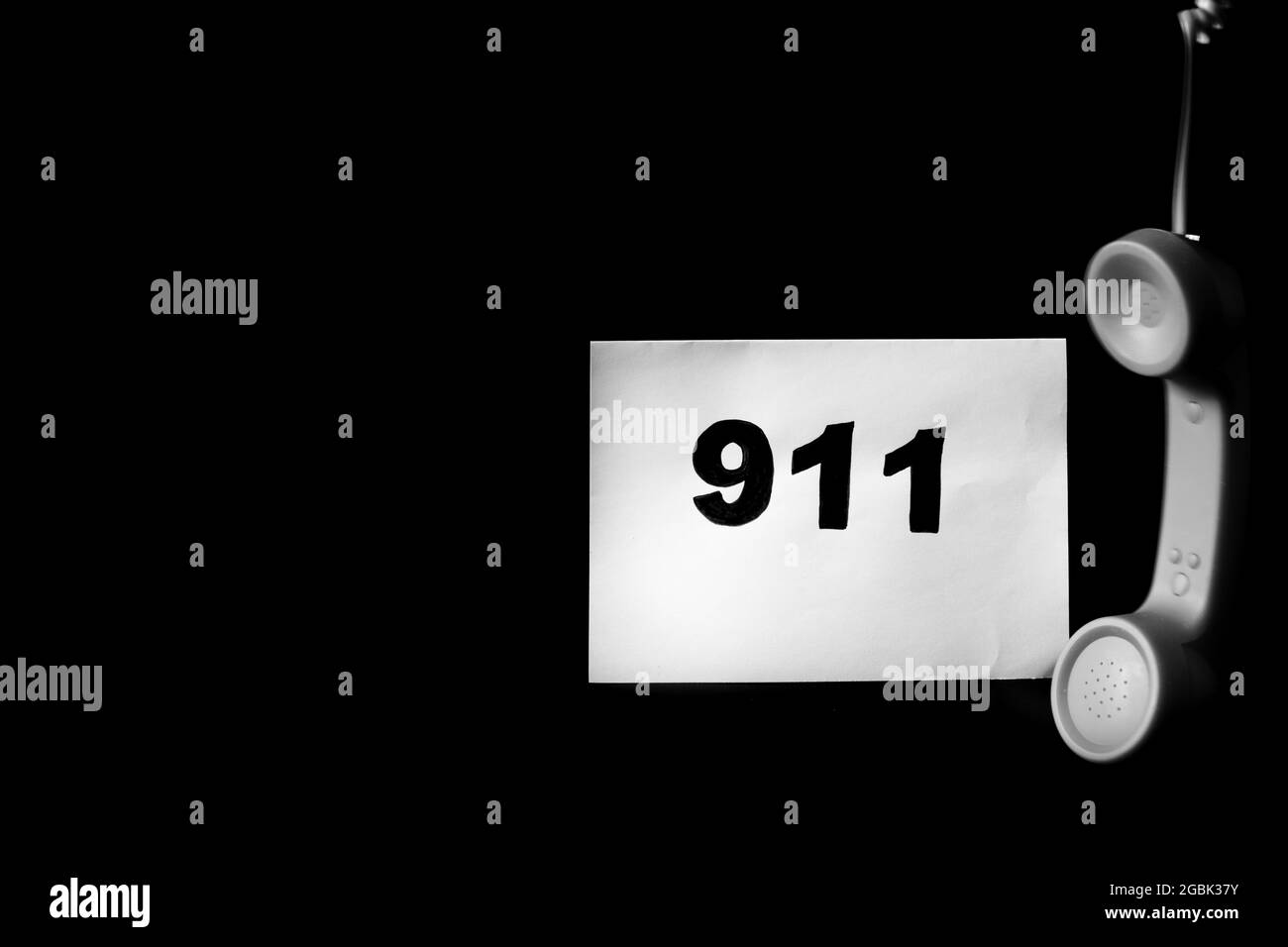 911 and emergency call concept, text 911 on paper and phone isolated on ...