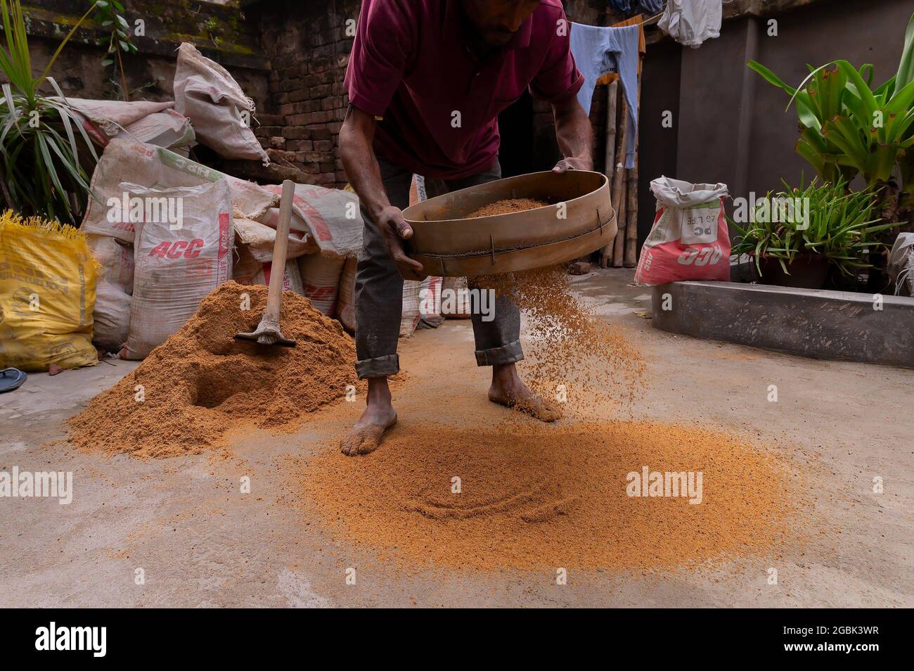 Sieve sand hi-res stock photography and images - Alamy