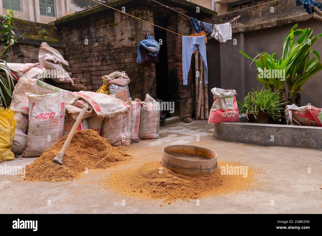Sieve sand hi-res stock photography and images - Alamy