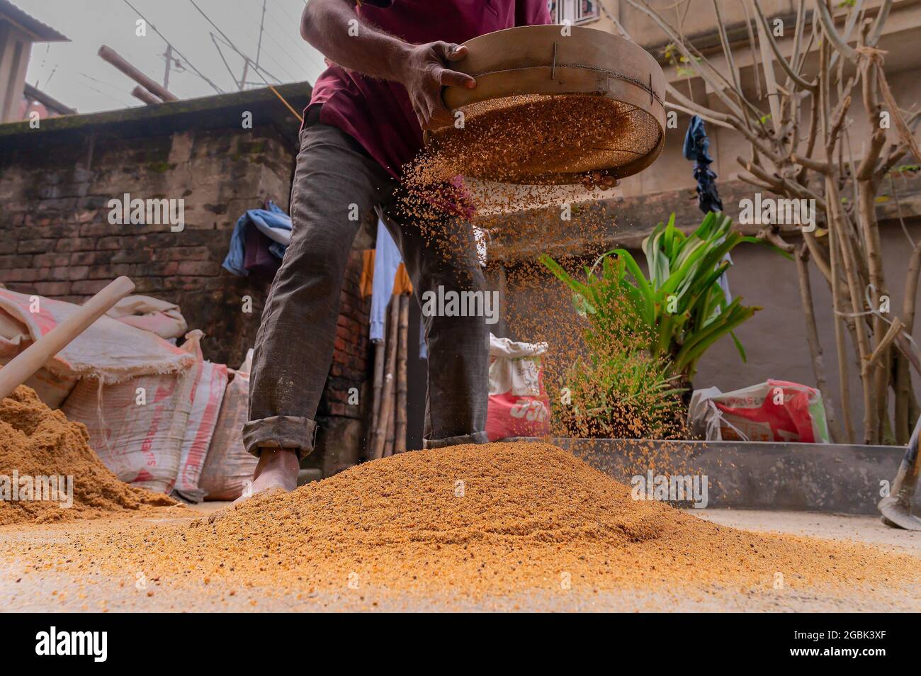Howrah, West Bengal, India - 6th January 2020 : Indian labour ...