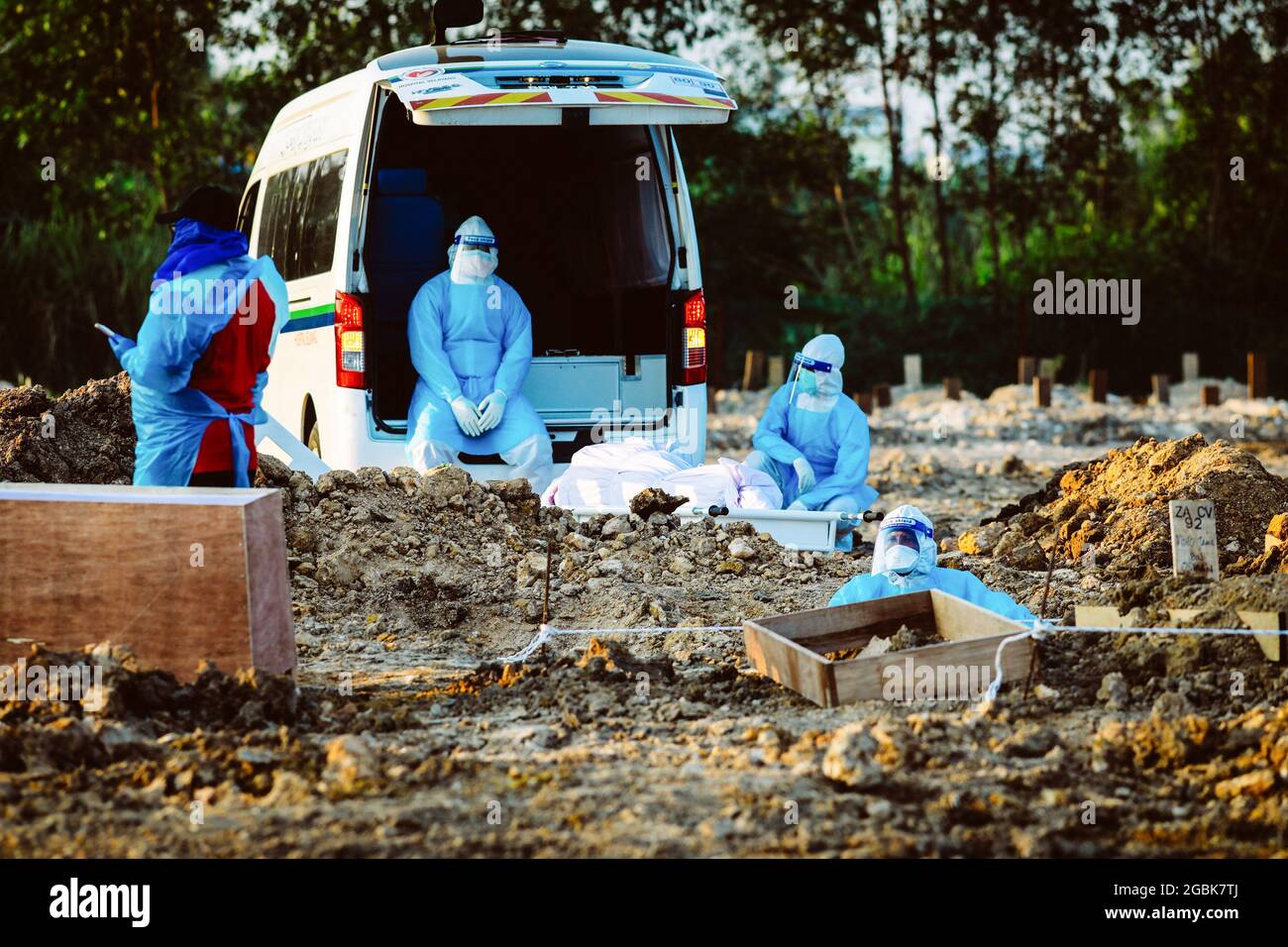 Klang, Malaysia. 28th July, 2021. Funeral management workers wearing ...