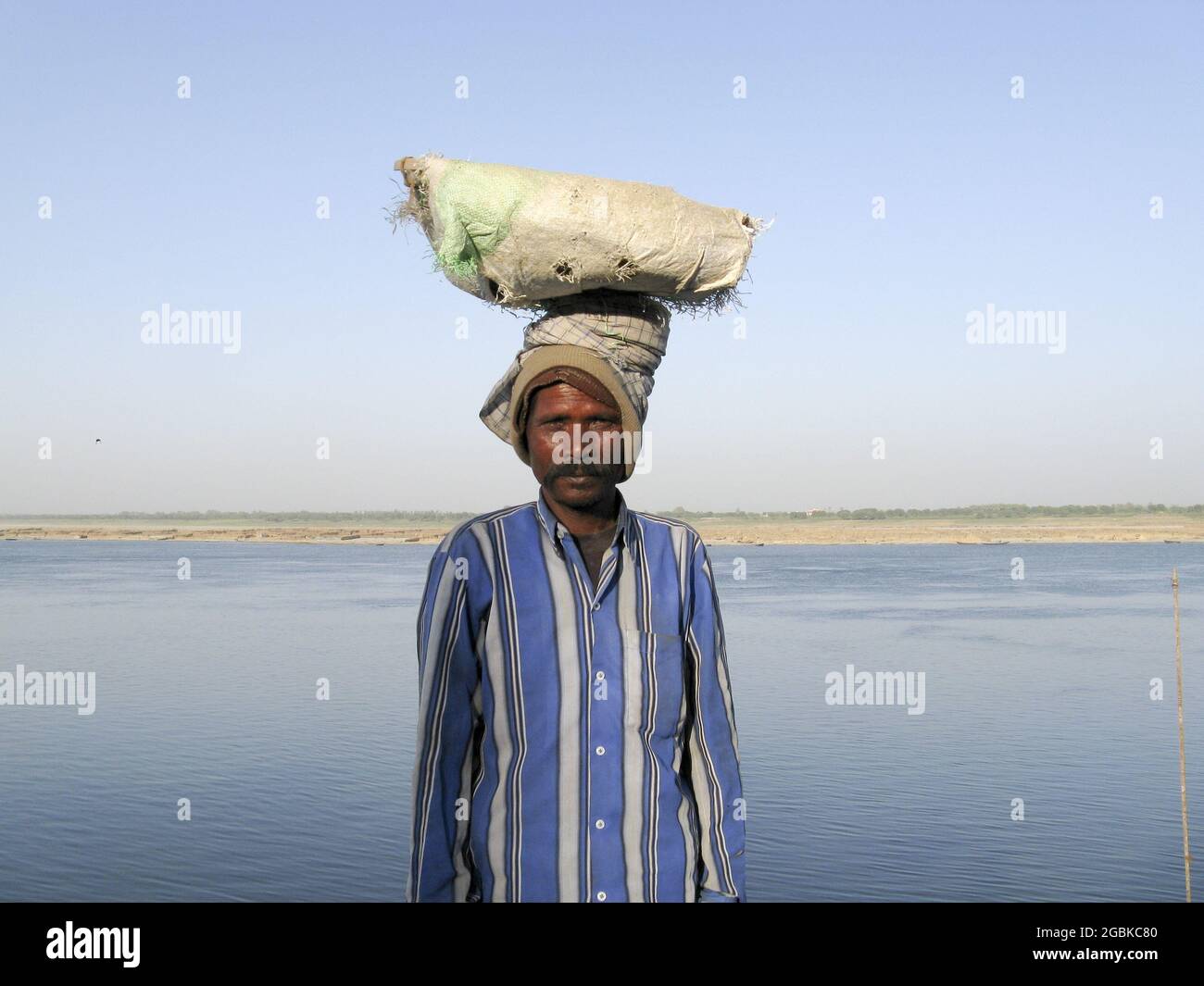 Man carrying sack on head hi-res stock photography and images - Alamy