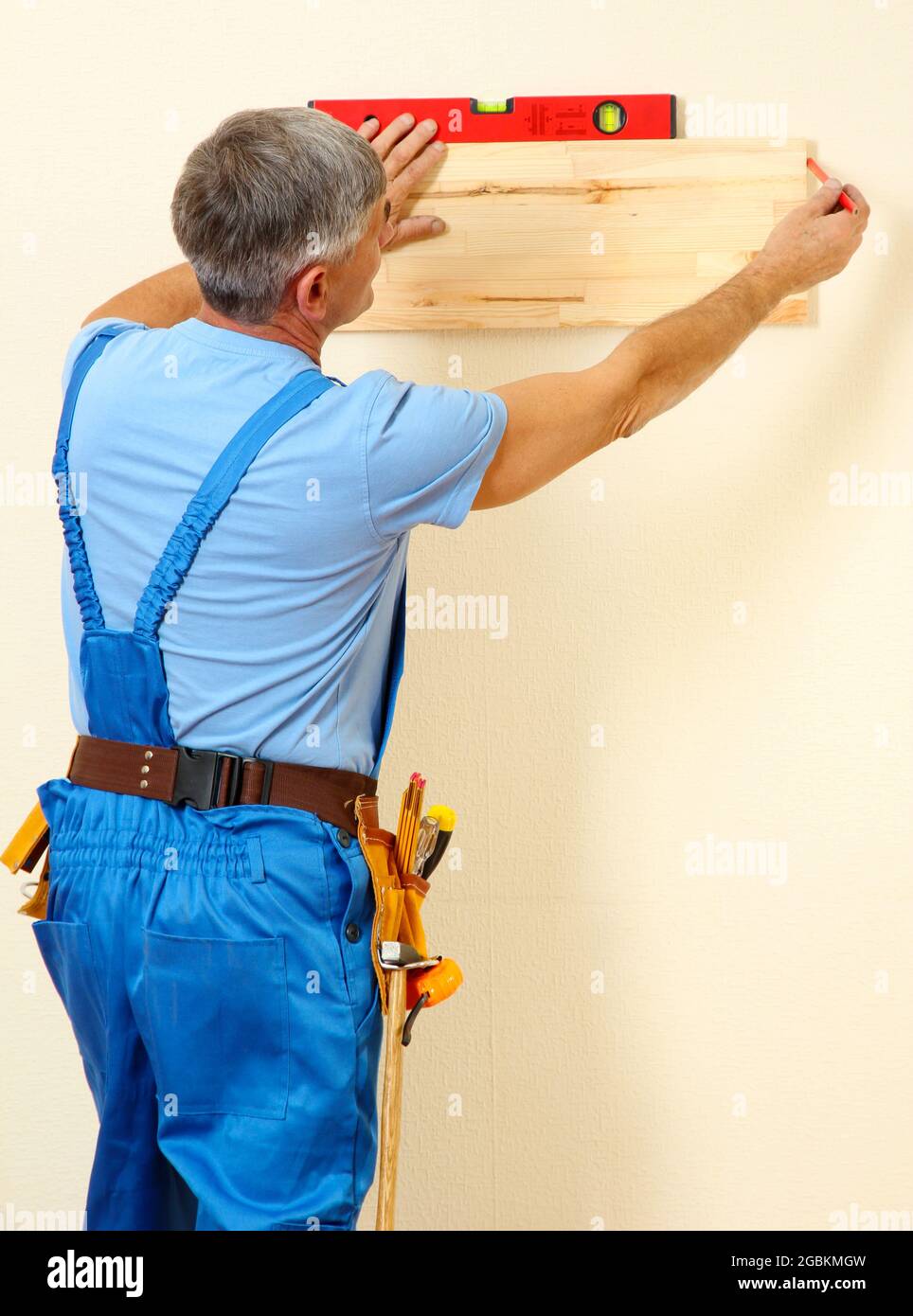Builder measuring wall in room close-up Stock Photo - Alamy