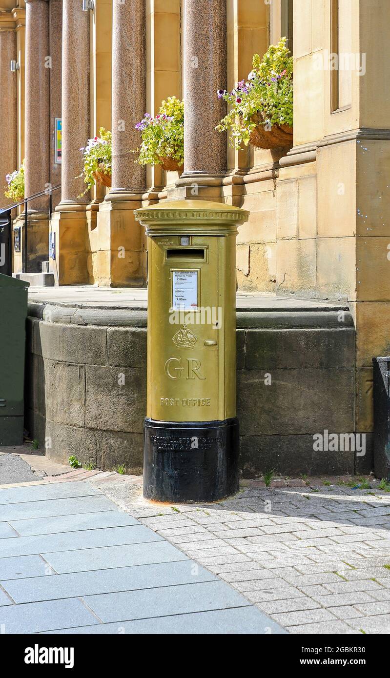 Gold postbox ennis hi-res stock photography and images - Alamy
