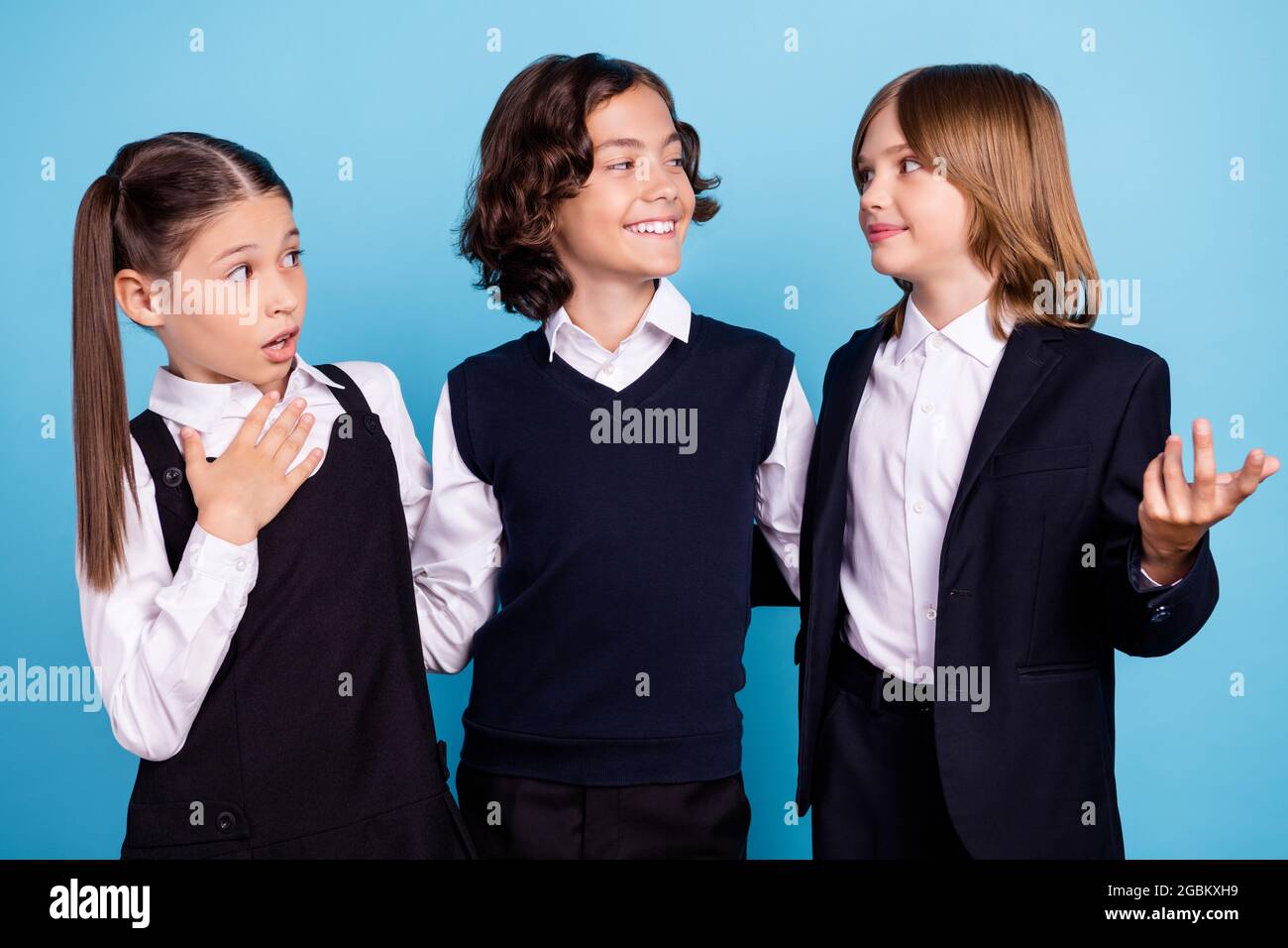 Photo portrait school mates smiling in uniform communicating on break ...