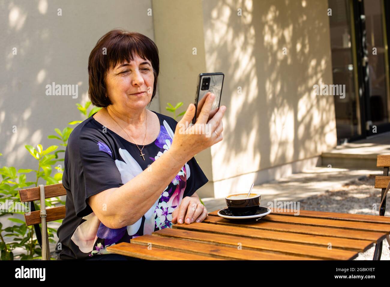 Senior video messaging hi-res stock photography and images - Alamy