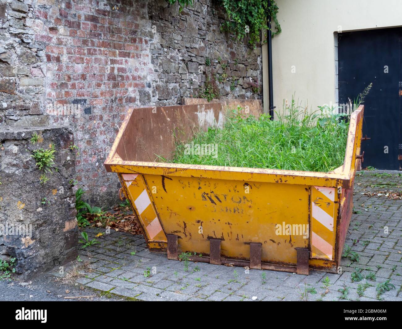 Old skip hi-res stock photography and images - Alamy