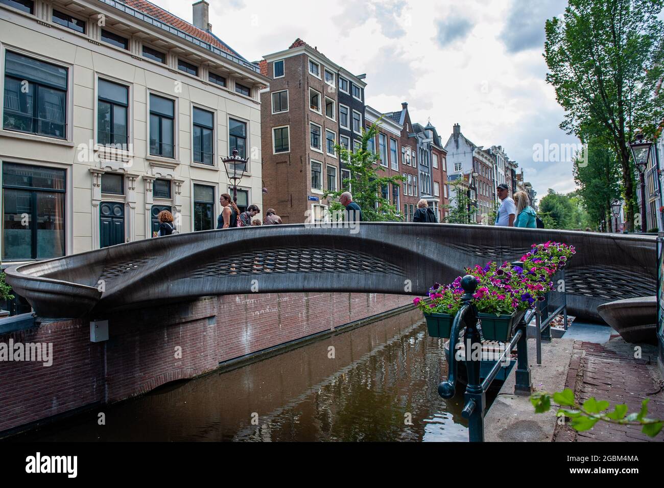 A man poses for a photo in the middle of the bridge.A 12-meter 3D ...