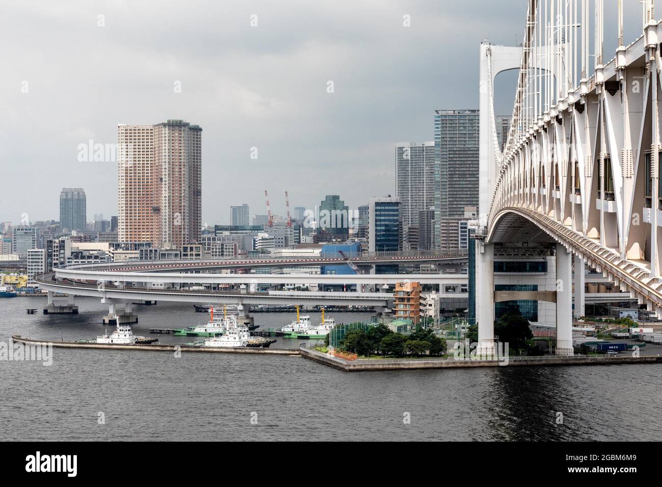 Tokyo, Japan. 28th July, 2021. The Rainbow bridge connecting Shibaura ...