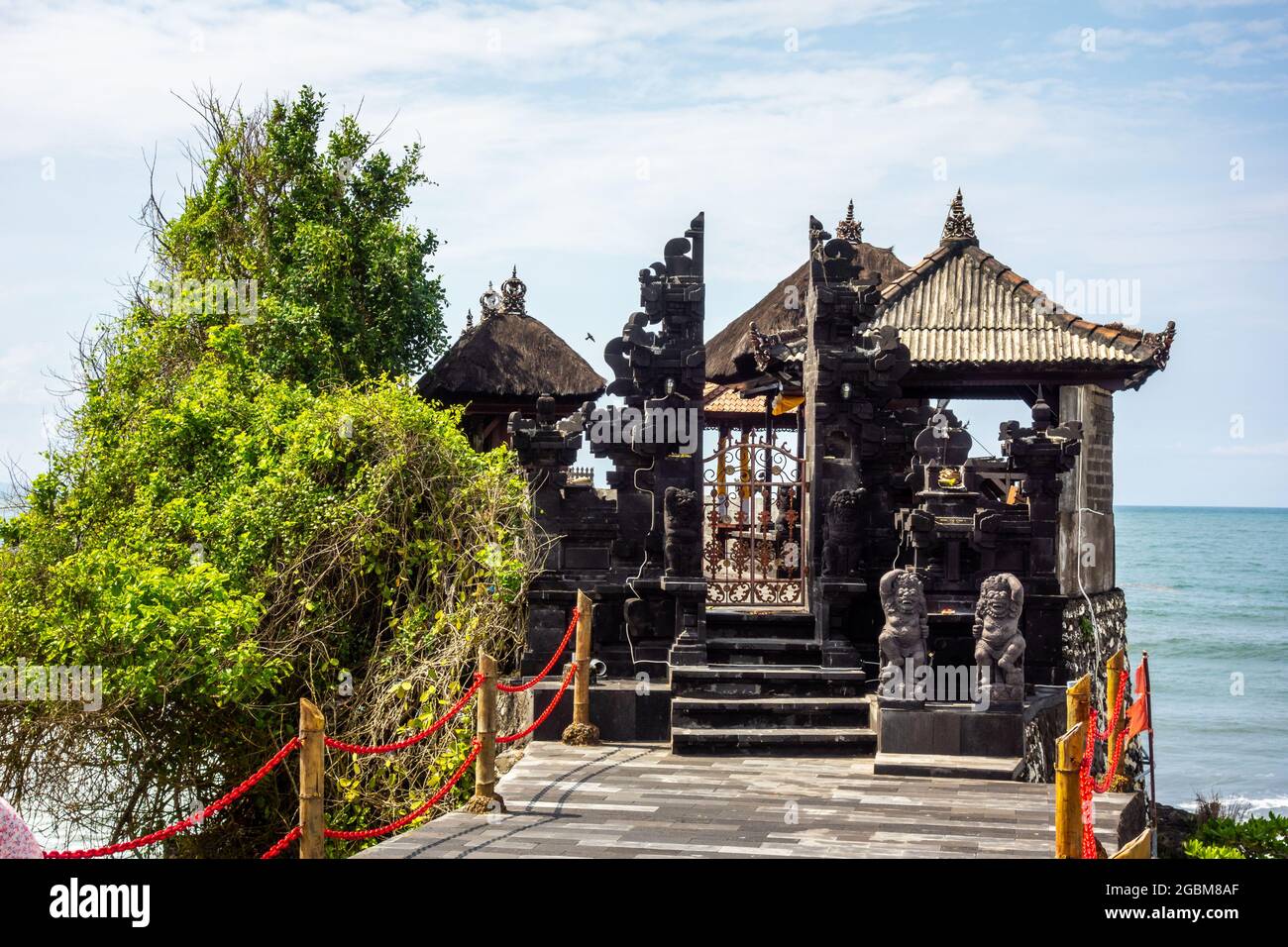 Sculptures on Tanah Lot, a rock formation in Bali Stock Photo - Alamy
