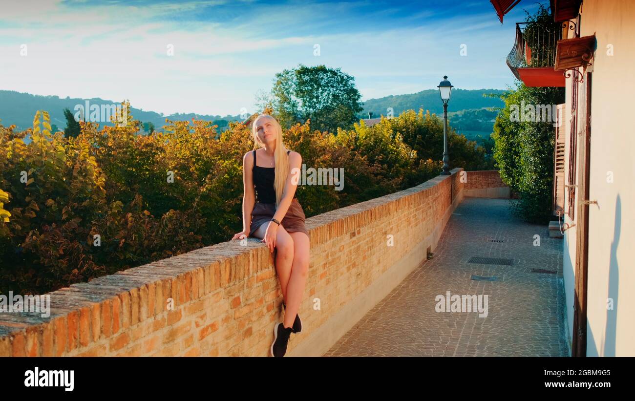 Blonde woman smiling sun rays hi-res stock photography and images - Alamy