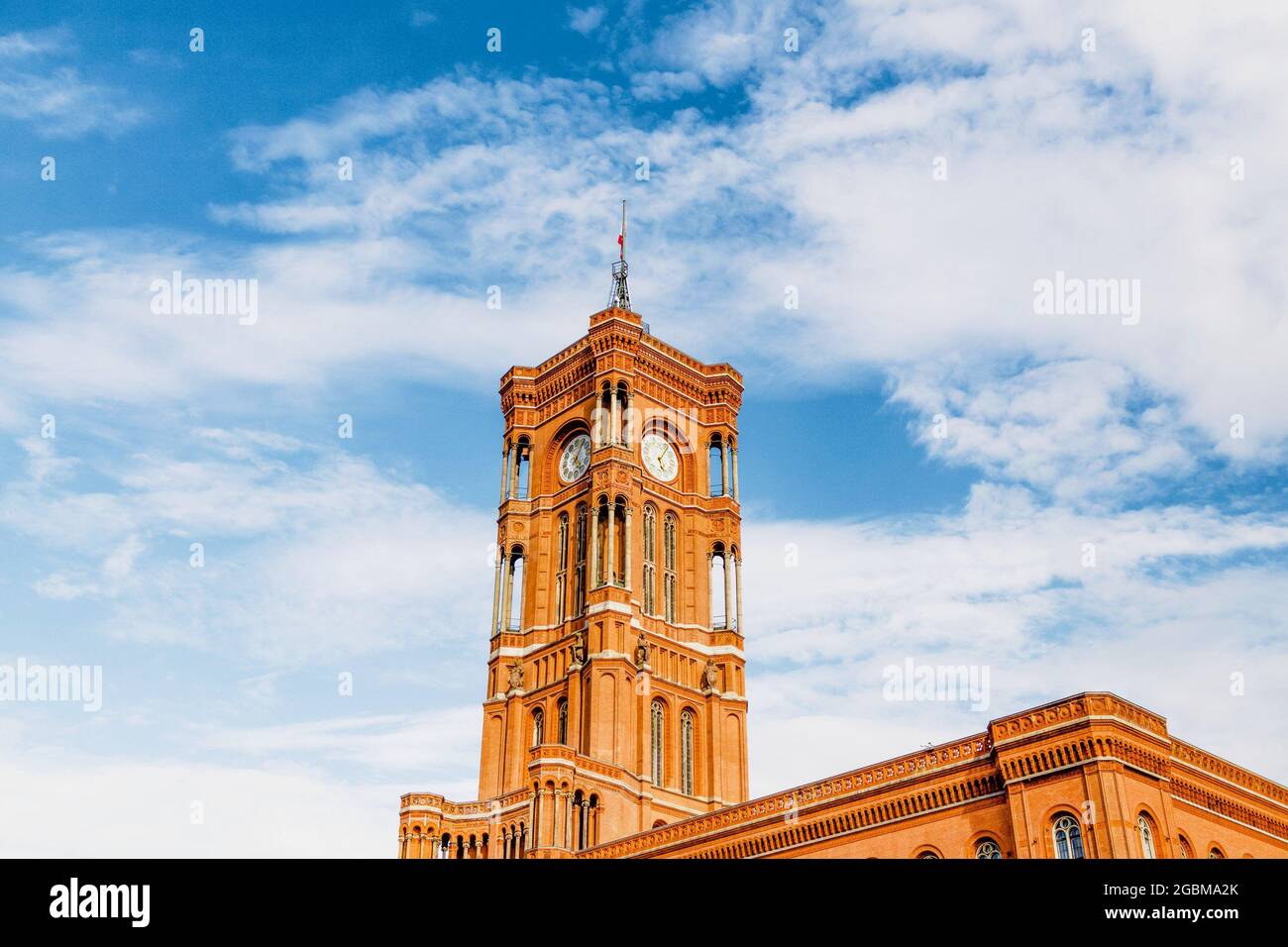 Rote rathaus hi-res stock photography and images - Alamy