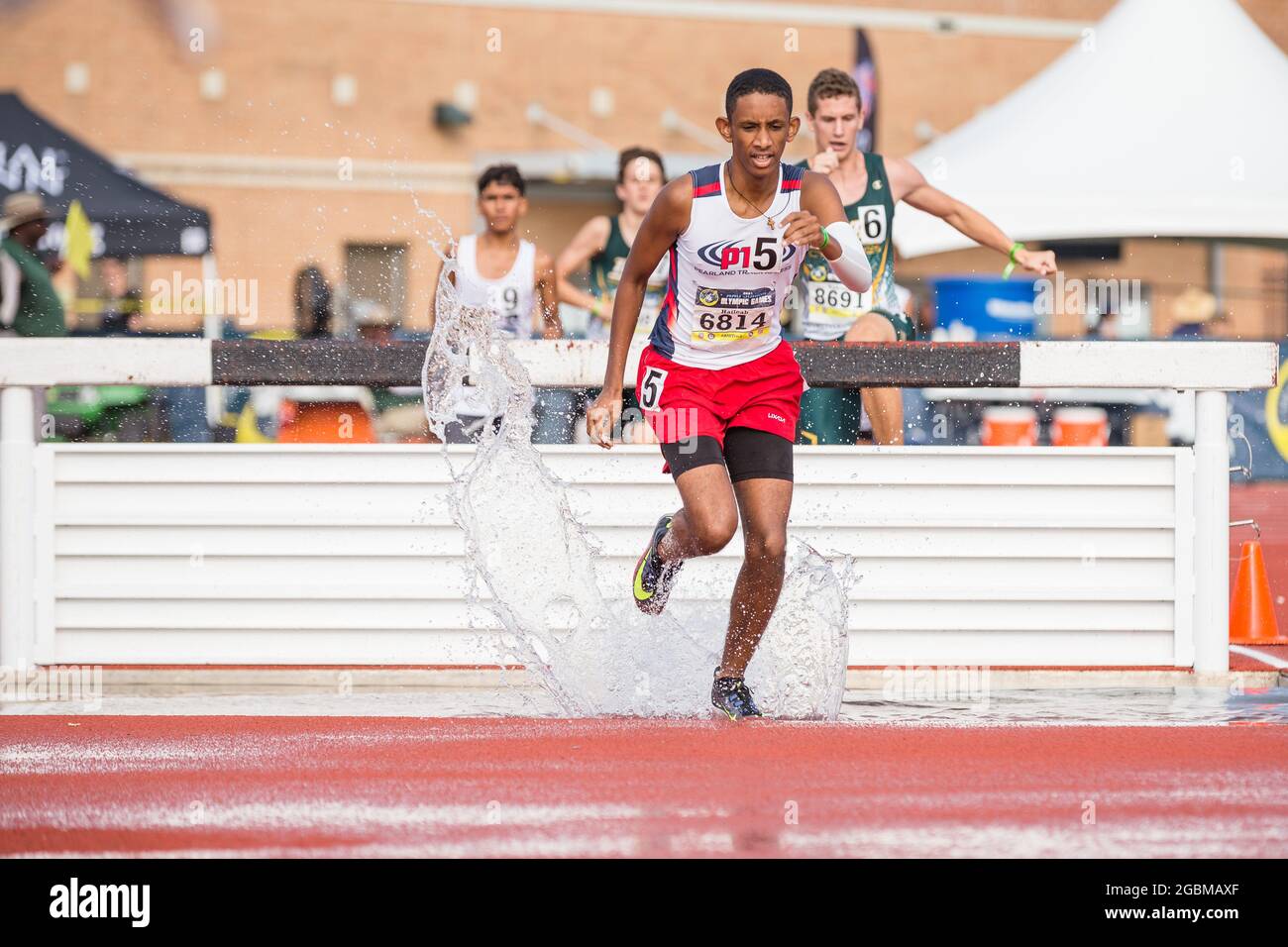 Boys 3000m hi-res stock photography and images - Alamy