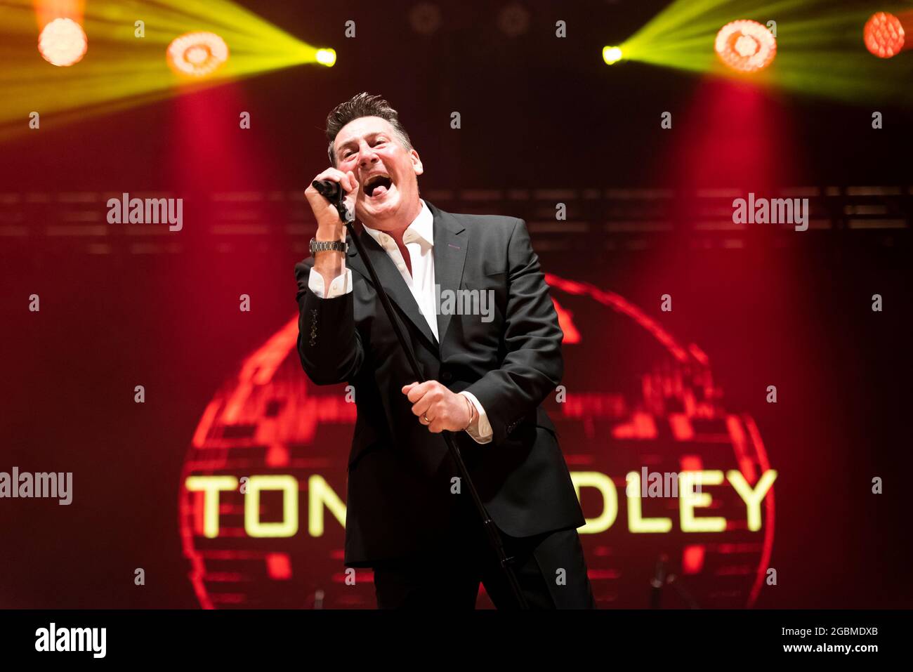Tony Hadley singing with his band The Fabulous TH Band at Fantasia ...
