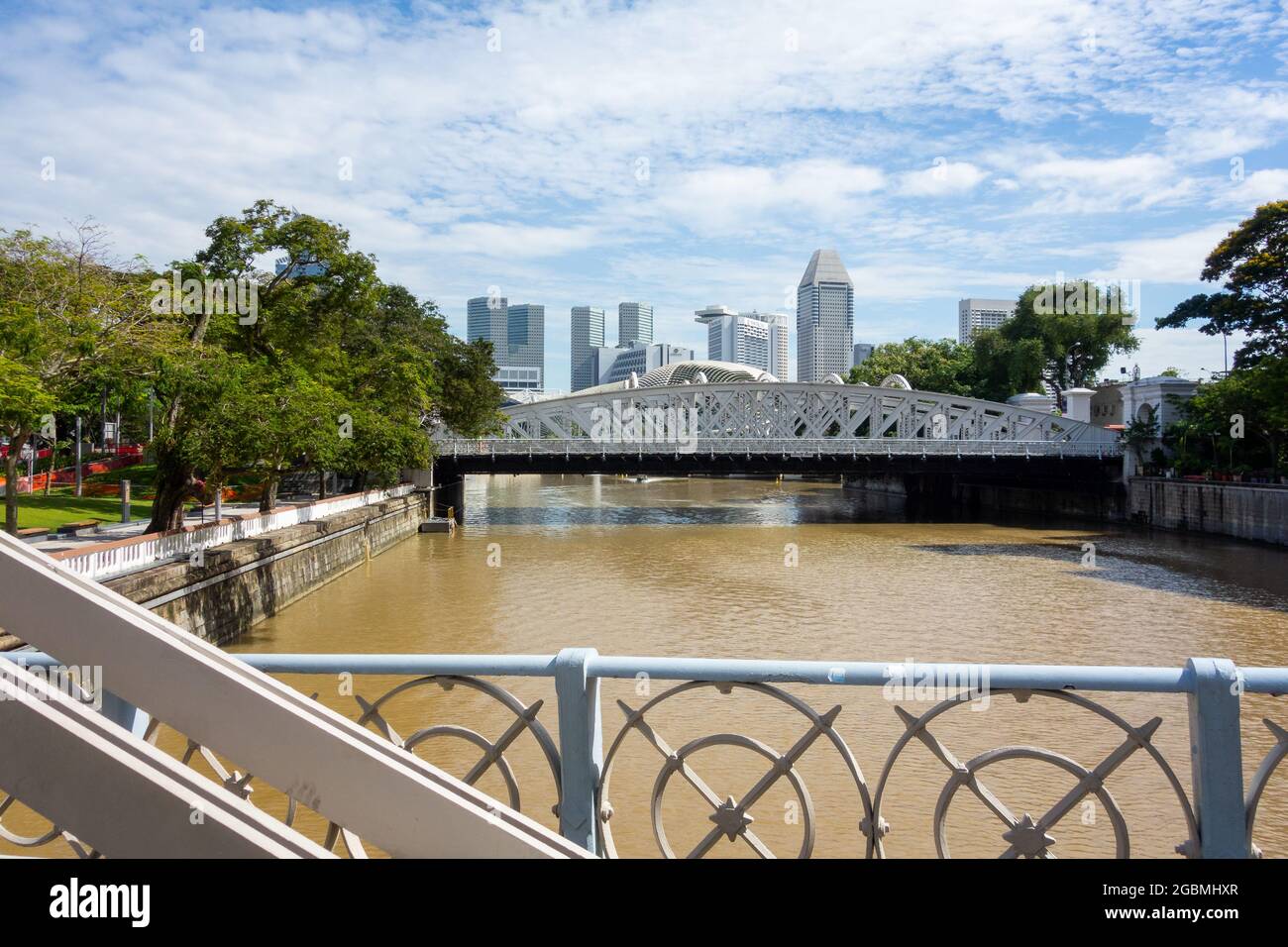 Cavenagh Bridge in Singapore Stock Photo - Alamy