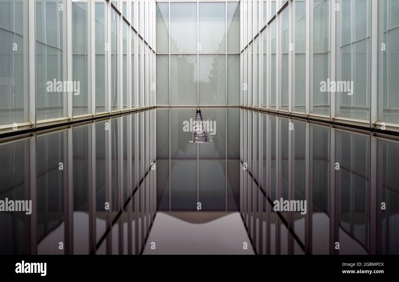 Reflection rectangle hi-res stock photography and images - Alamy