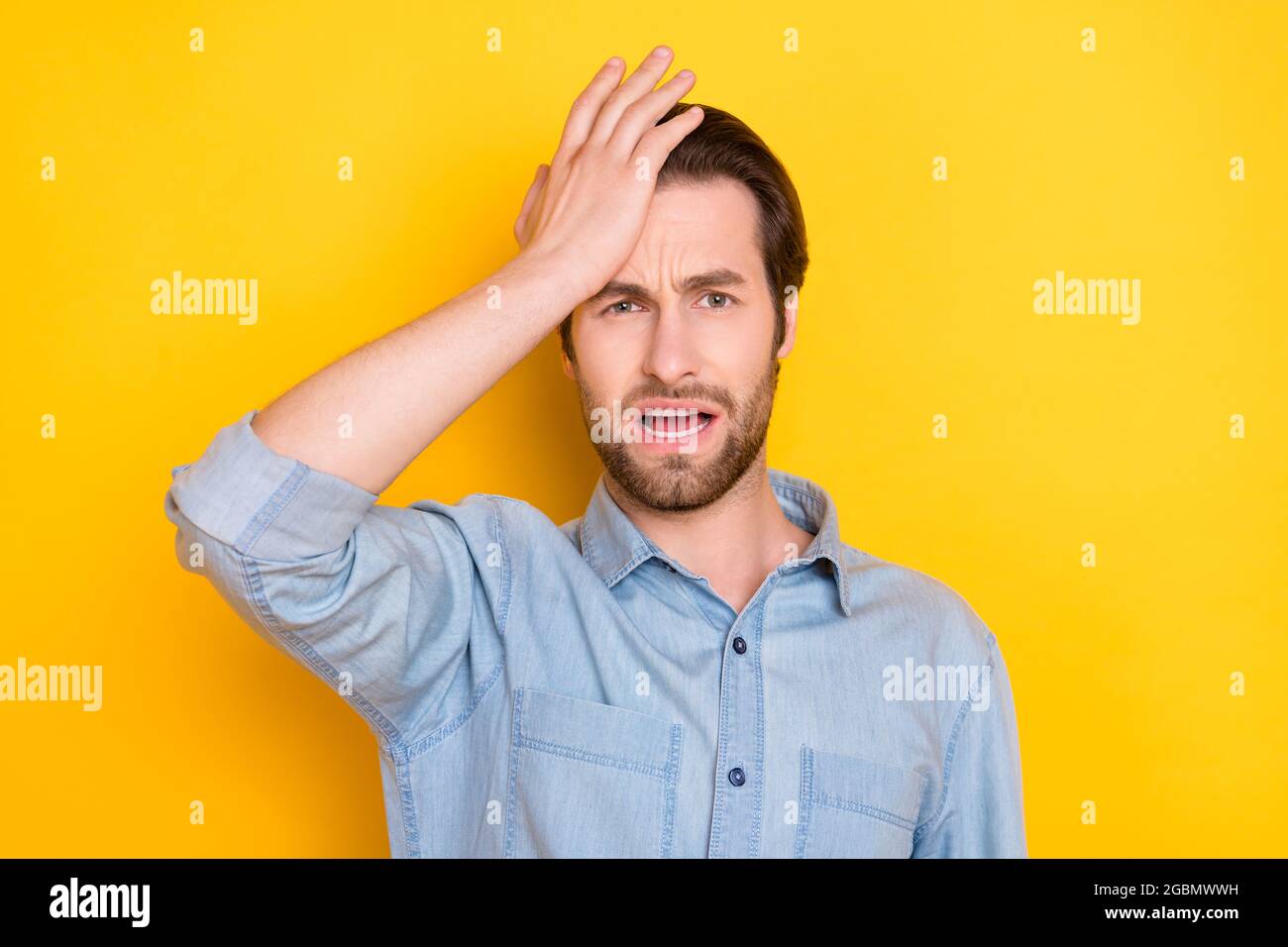 Photo portrait of young man touching head with hand forgot did mistake ...