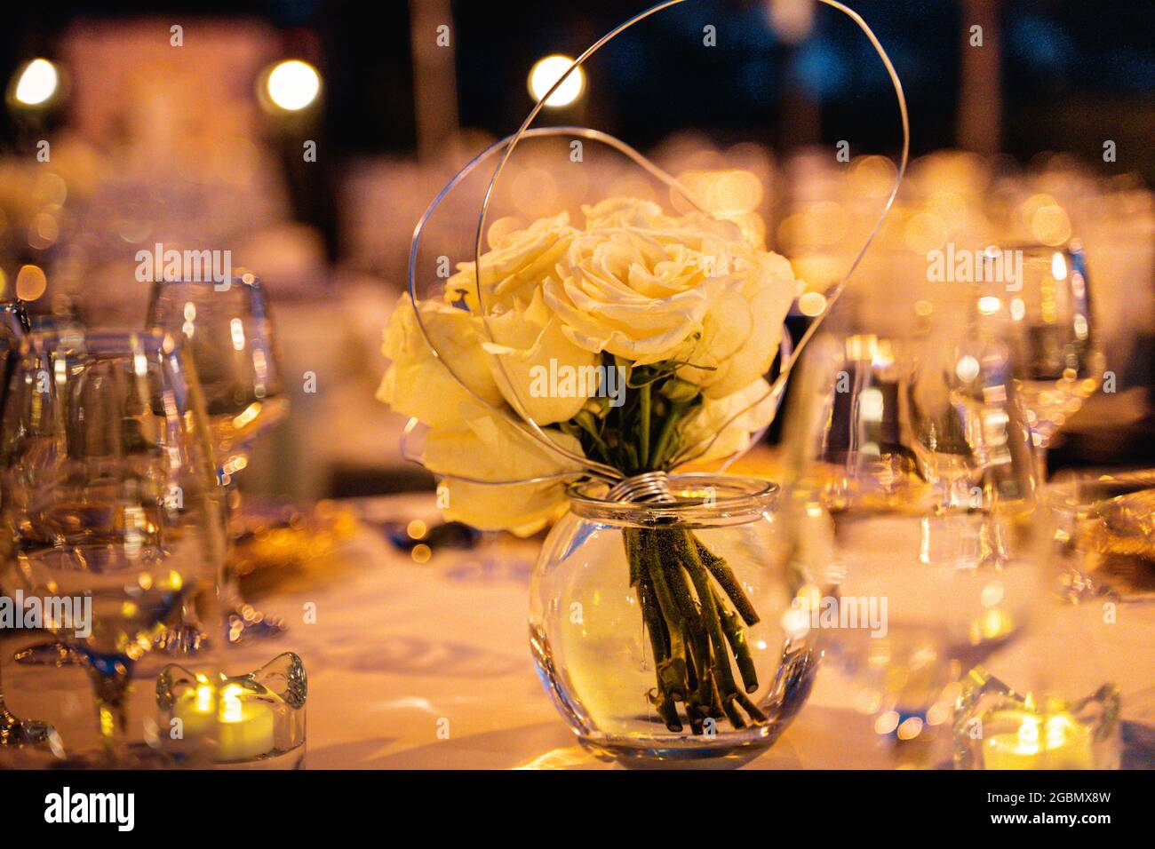 Beautiful fancy dining table at an event Stock Photo - Alamy