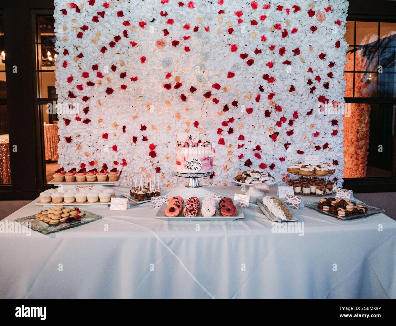 Beautiful fancy dining table at an event Stock Photo - Alamy