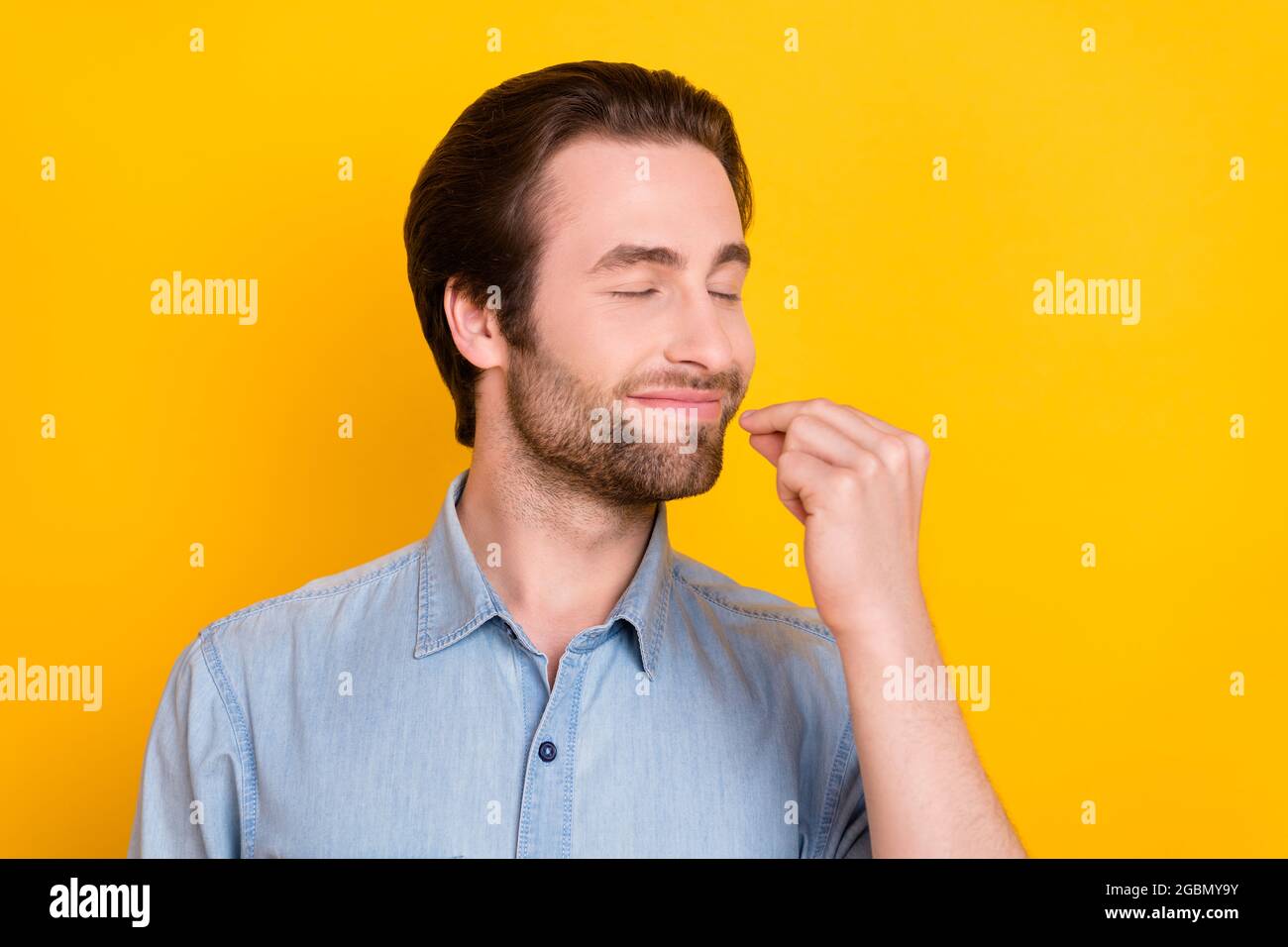 Photo portrait of young man tasting delicious food showing gourmet ...