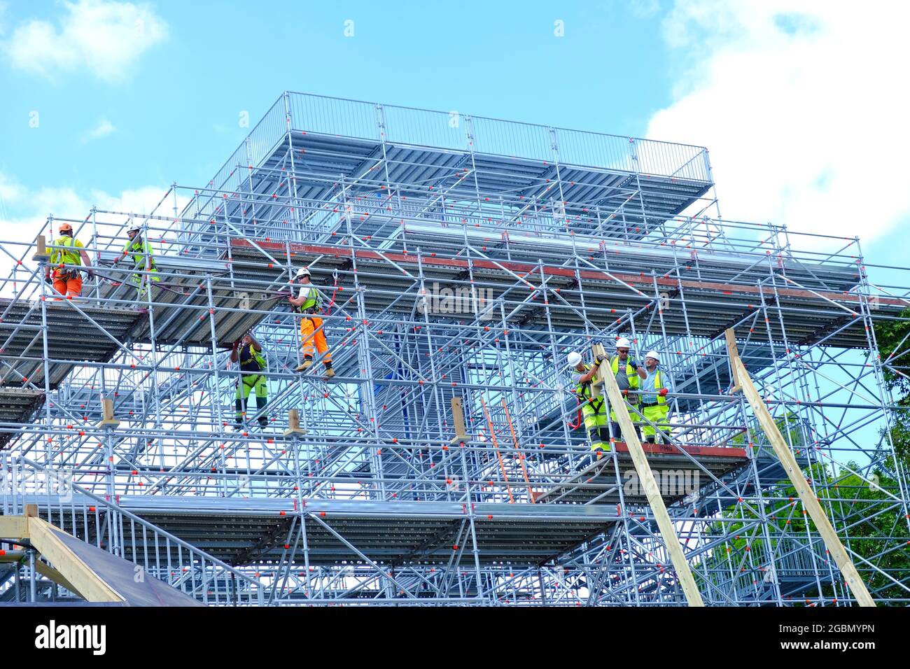 Work on scaffolding hi-res stock photography and images - Alamy