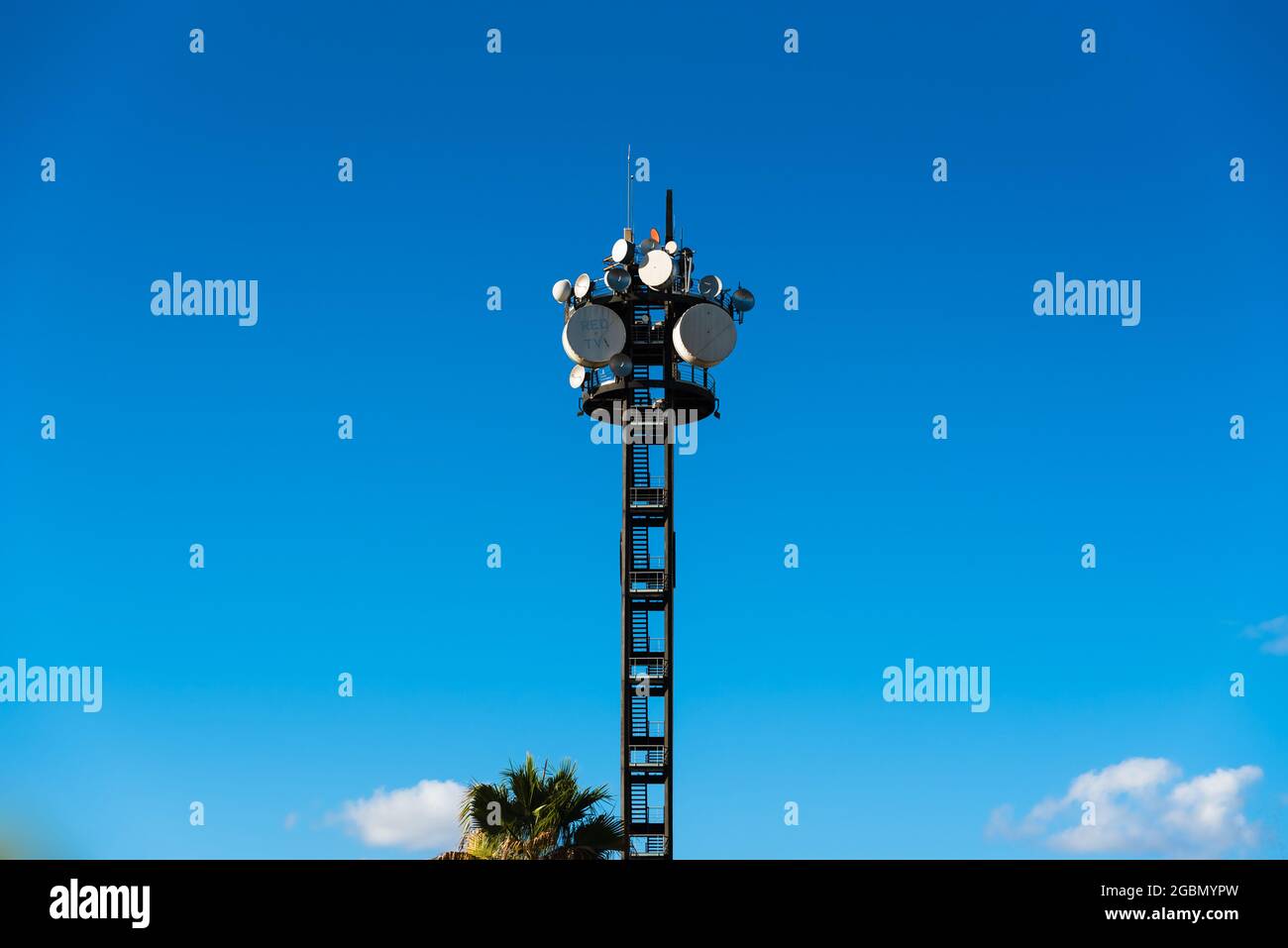 Broadcast antennas hi-res stock photography and images - Alamy